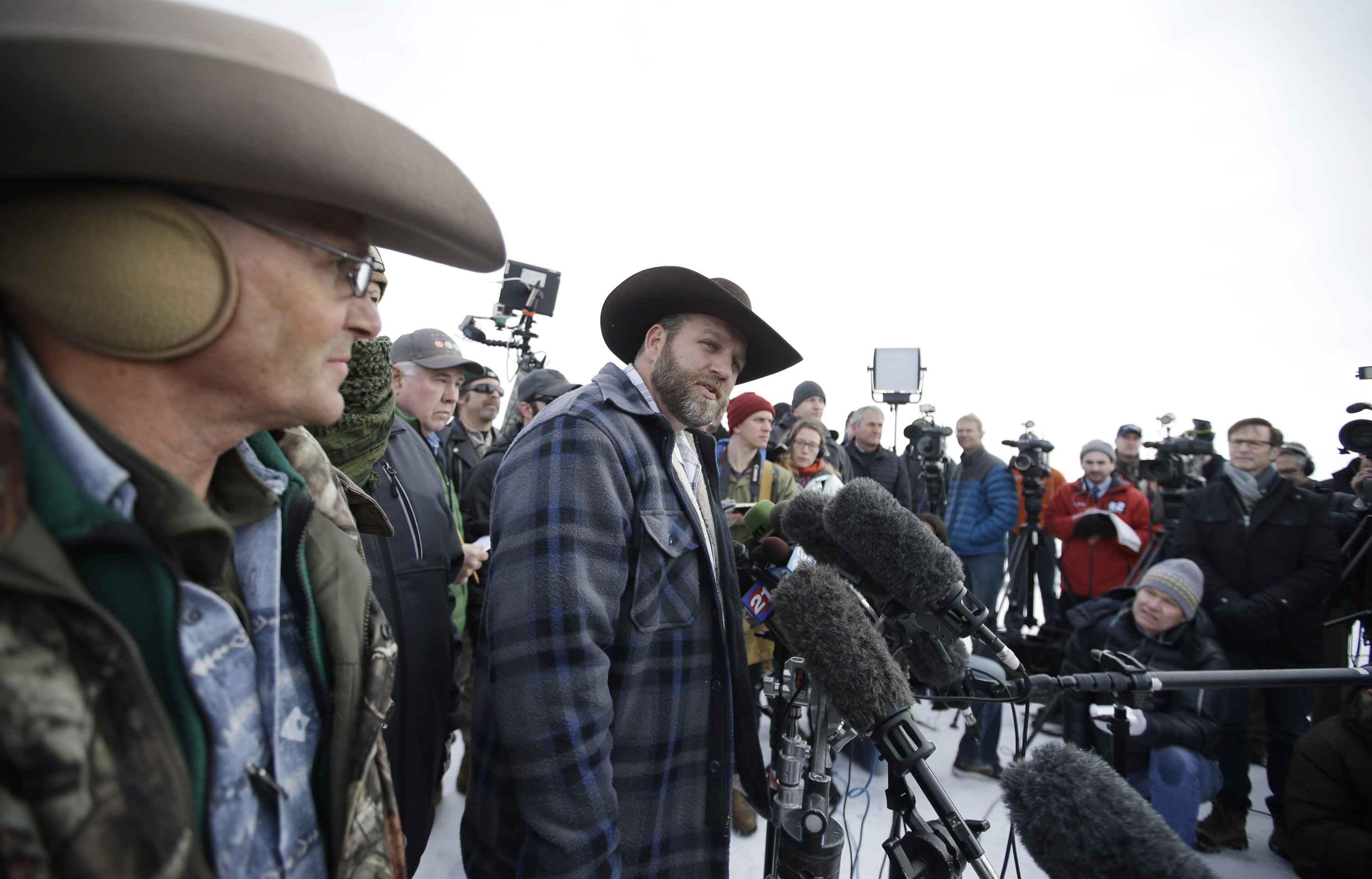 Trial date set for Cliven Bundy, 6 others in Nevada standoff - The Salt ...